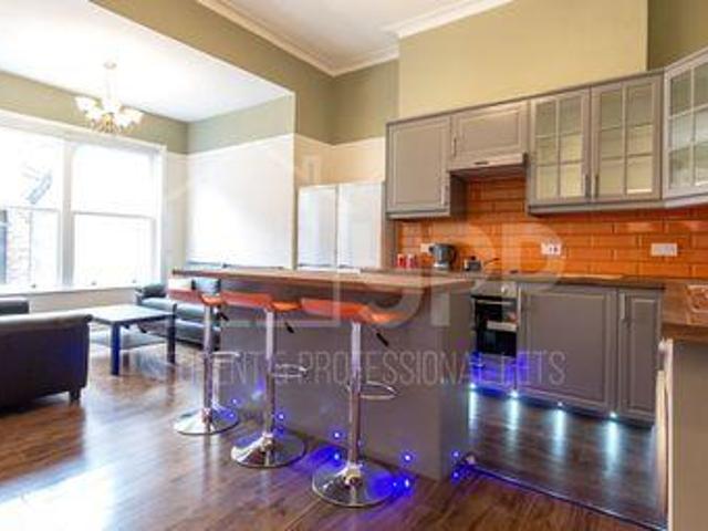 3 Bedrooms Flat for rent in Queen Square, Leeds LS2