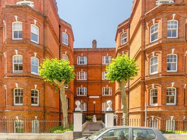 3 Bedrooms Flat for Rent in Queen's Club Gardens | Foxtons