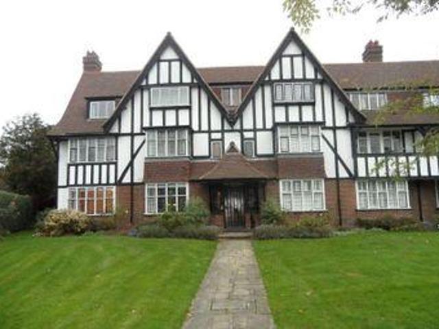 3 Bedrooms Flat for rent in Queens Drive, London W3