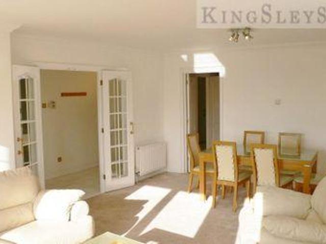3 Bedrooms Flat for rent in Queens Road, London NW4