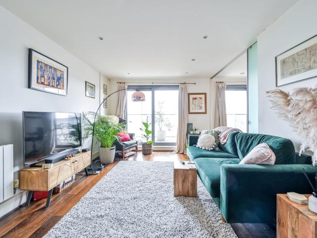 3 Bedrooms Flat for Rent in West Carriage House | Foxtons
