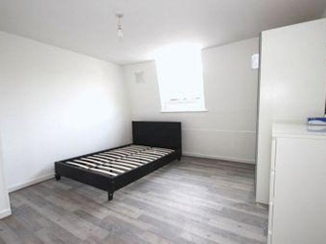 3 Bedrooms Flat for rent in Roman Road, London E3