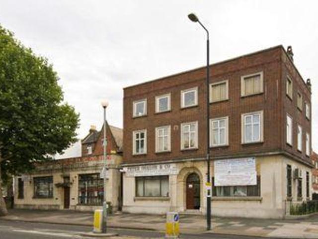 3 Bedrooms Flat for rent in Romford Road, Forest Gate, London E7