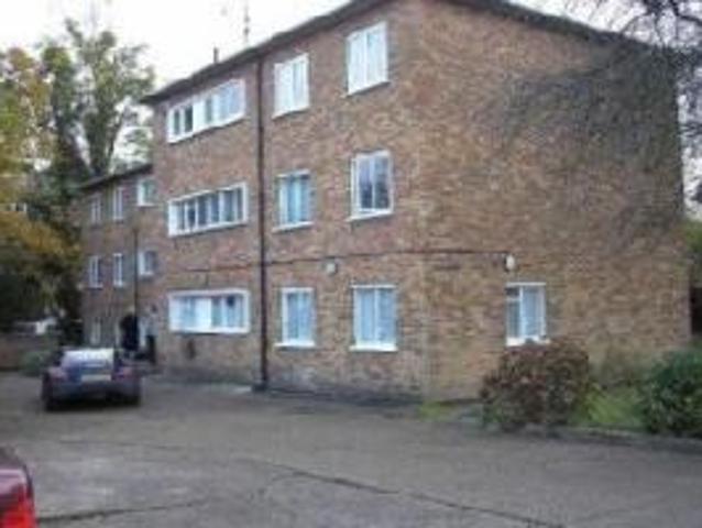 3 Bedrooms Flat for rent in Rosewood House, Great North Way, Hendon NW4