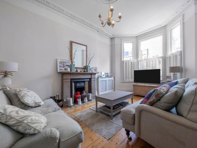 3 Bedrooms Flat for Rent in Rostrevor Road | Foxtons