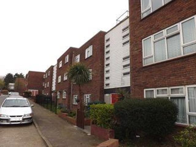3 Bedrooms Flat for rent in Radbourne Crescent, London E17