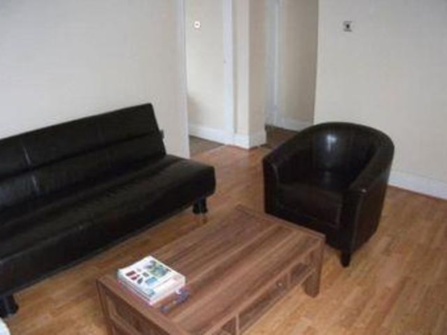 3 Bedrooms Flat for rent in Raddlebarn Road, Selly Oak, Birmingham B29