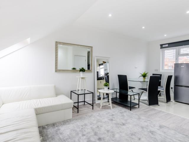 3 Bedrooms Flat for Rent in Rannoch Road | Foxtons
