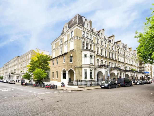 3 Bedrooms Flat for Rent in Redcliffe Square | Foxtons