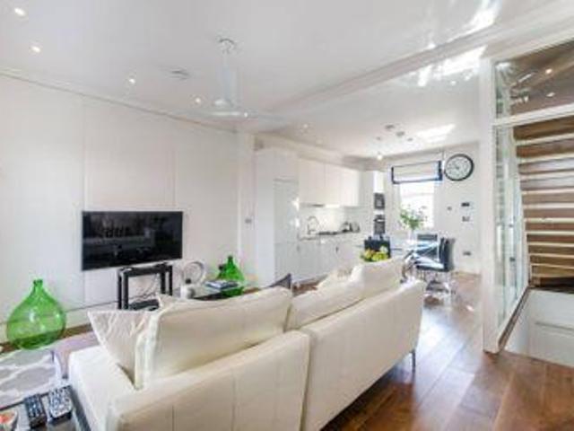 3 Bedrooms Flat for rent in Redfield Lane, Earls Court SW5