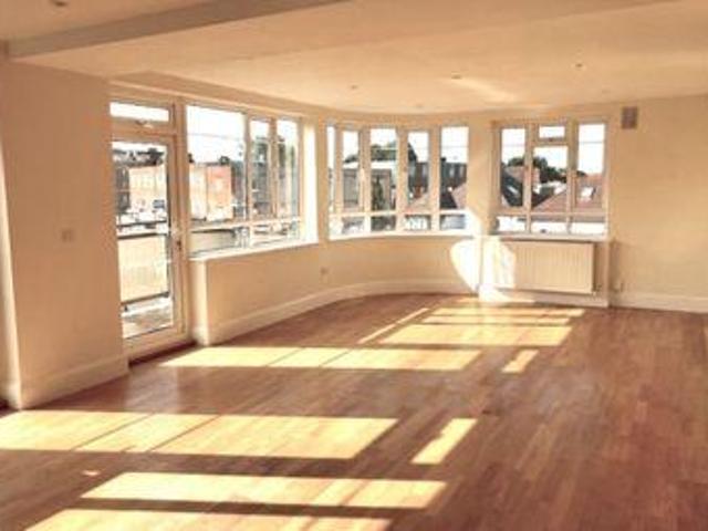 3 Bedrooms Flat for rent in Riverside Drive, Golders Green Road, Golders Green, London NW11