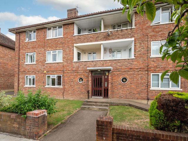 3 Bedrooms Flat for Rent in Ricards Road | Foxtons