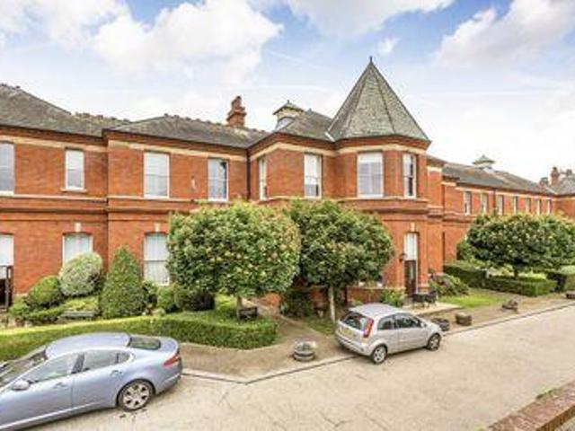 3 Bedrooms Flat for rent in Richmond Drive, Woodford Green IG8