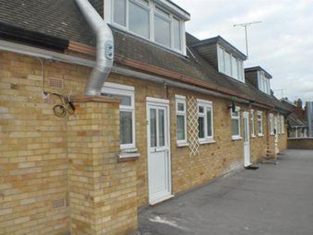 3 Bedrooms Flat for rent in Riddy Lane, Luton LU3