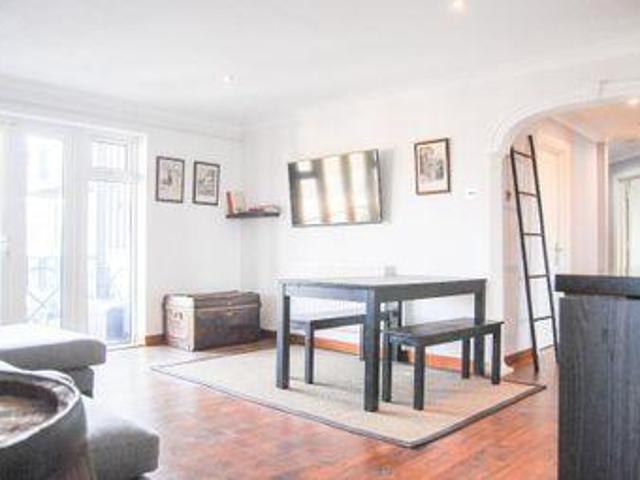 3 Bedrooms Flat for rent in Rubens Place, Clapham, London SW4