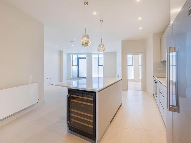 3 Bedrooms Flat for Rent in Rye Lane, SE15 | Foxtons