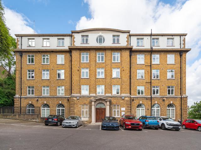 3 Bedrooms Flat for Rent in Woodlands Heights | Foxtons
