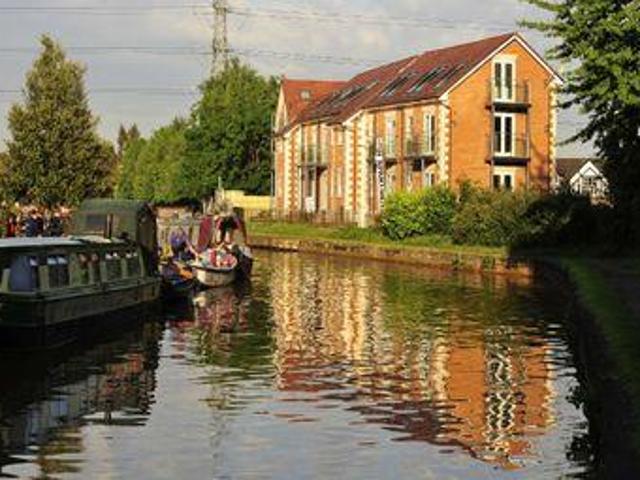 3 Bedrooms Flat for rent in Worlsey, Manchester M28