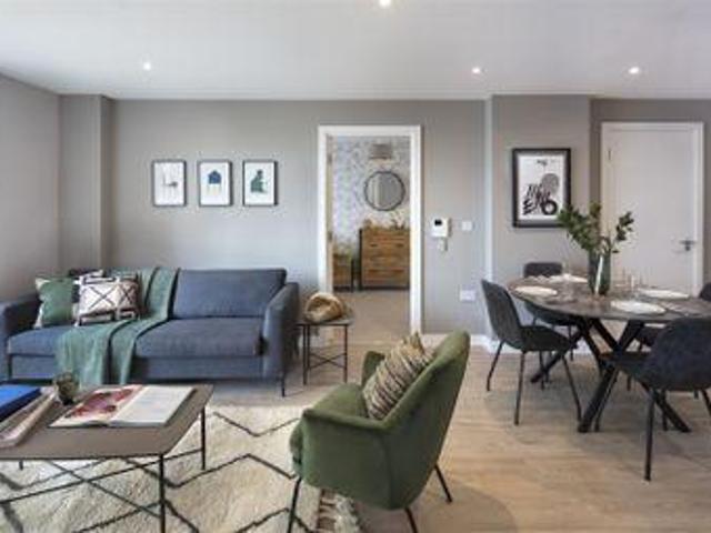 3 Bedrooms Flat for rent in Waterman Walk, Salford M50