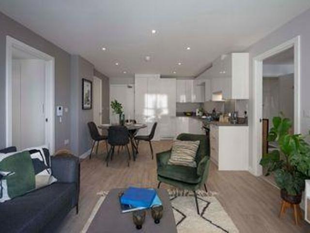 3 Bedrooms Flat for rent in Waterman Walk, Salford M50