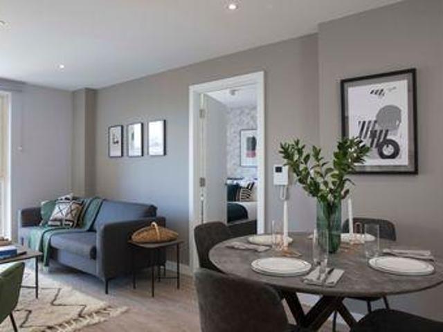 3 Bedrooms Flat for rent in Waterman Walk, Salford M50