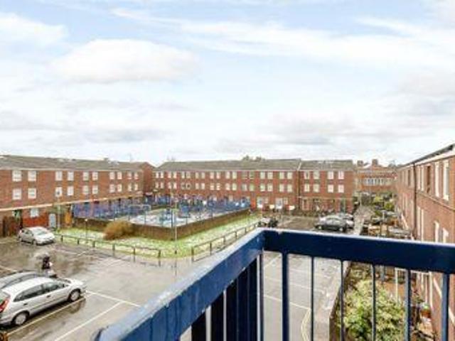 3 Bedrooms Flat for rent in Walsham Close, London N16