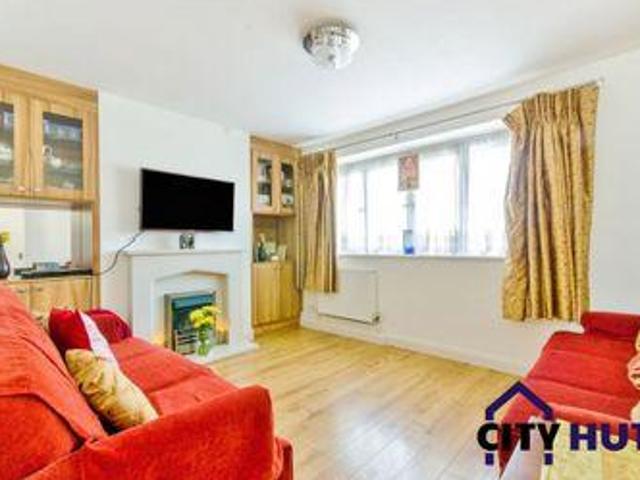 3 Bedrooms Flat for rent in Walsingham Road, London E5