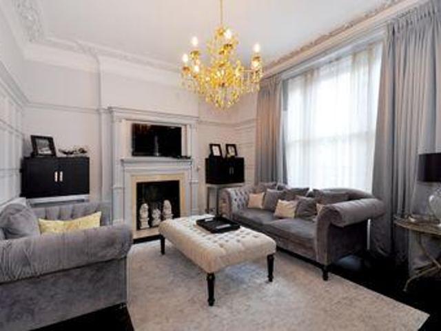 3 Bedrooms Flat for rent in Walton Street, London SW3
