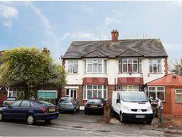 3 Bedrooms Flat for rent in Wandle Road, Morden SM4