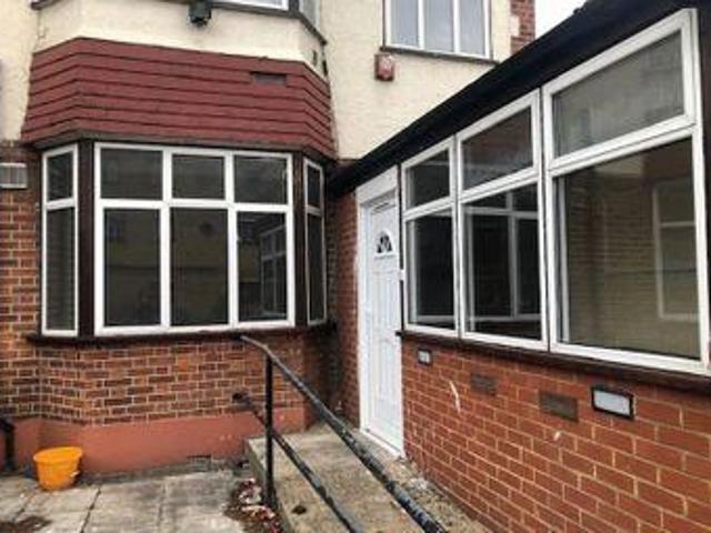 3 Bedrooms Flat for rent in Wandle Road, Morden SM4