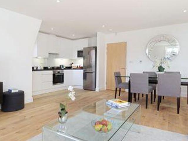 3 Bedrooms Flat for rent in Wandsworth Road, London SW8