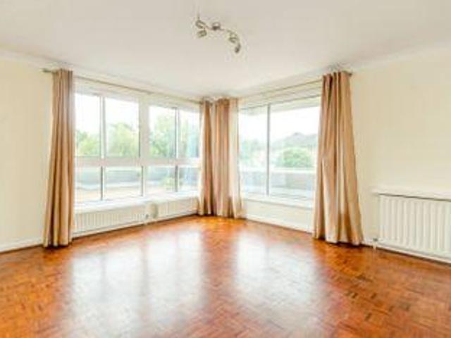 3 Bedrooms Flat for rent in Warwick Drive, West Putney SW15