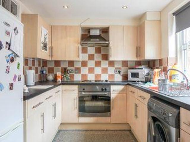 3 Bedrooms Flat for rent in Welton Road, Hyde Park, Leeds LS6