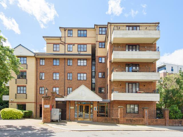 3 Bedrooms Flat for Rent in West Heath Road | Foxtons