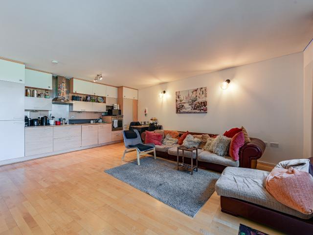 3 Bedrooms Flat for Rent in West Parkside | Foxtons