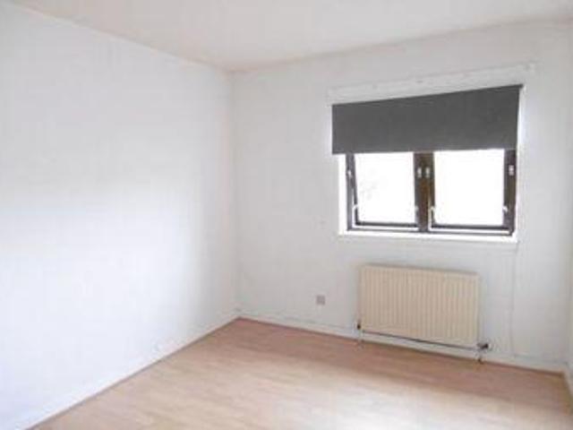 3 Bedrooms Flat for rent in West Pilton Avenue, Edinburgh EH4