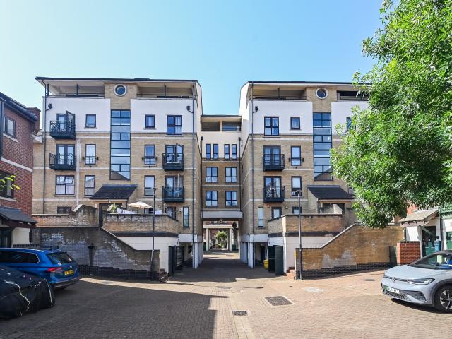 3 Bedrooms Flat for Rent in West Silver Town | Foxtons