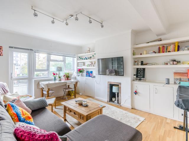 3 Bedrooms Flat for Rent in Westbridge Road | Foxtons