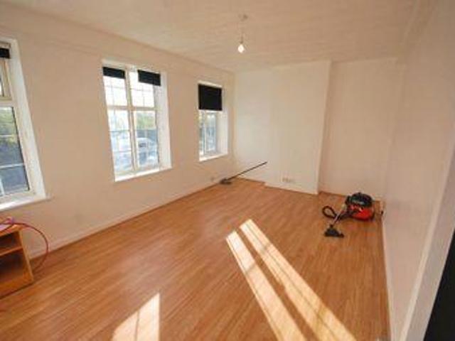 3 Bedrooms Flat for rent in Western Avenue, Acton, London W3