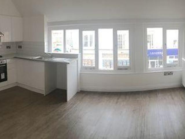 3 Bedrooms Flat for rent in Western Road, Brighton BN1