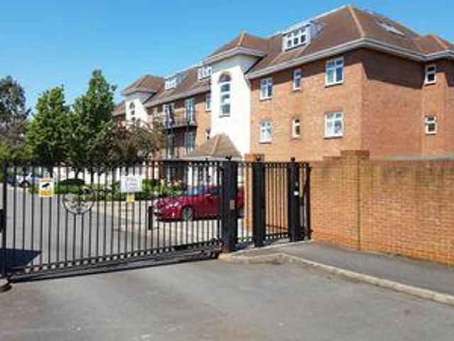 3 Bedrooms Flat for rent in White Lodge Court, Staines Road East, Lower Sunbury TW16