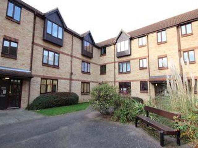 3 Bedrooms Flat for rent in Willow Court Spring Close, Dagenham RM8