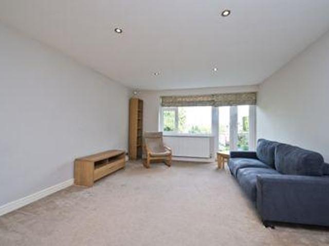 3 Bedrooms Flat for rent in Willowmead Close, Ealing, London W5