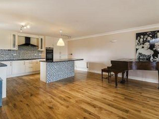 3 Bedrooms Flat for rent in William Morris Way, London SW6