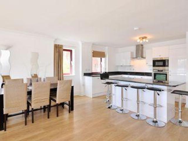 3 Bedrooms Flat for rent in William Morris Way, London SW6
