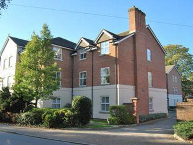 3 Bedrooms Flat for rent in Wimblehurst Road, Horsham RH12