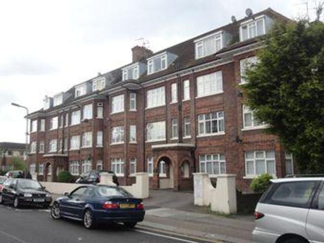 3 Bedrooms Flat for rent in Wykeham Road, Hendon NW4
