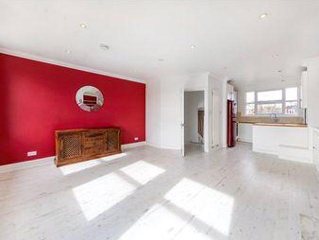 3 Bedrooms Flat for rent in Tournay Road, London SW6