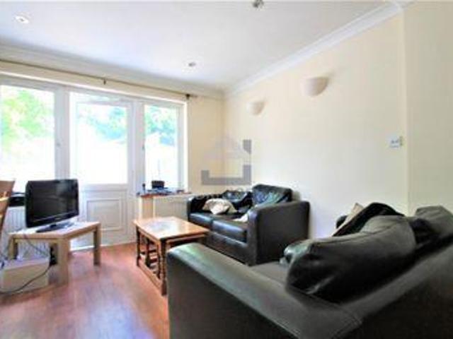 3 Bedrooms Flat for rent in Tooting Bec Road, Tooting Bec, London SW17