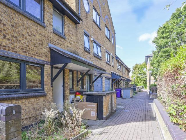 3 Bedrooms Flat for Rent in Taeping Street | Foxtons